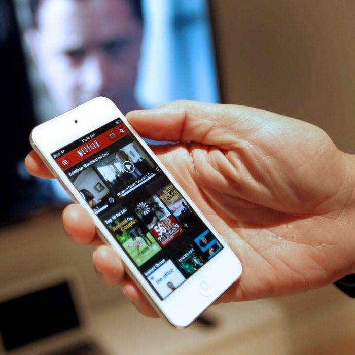 The mere presence of a smartphone causes people to suffer brain drain ...